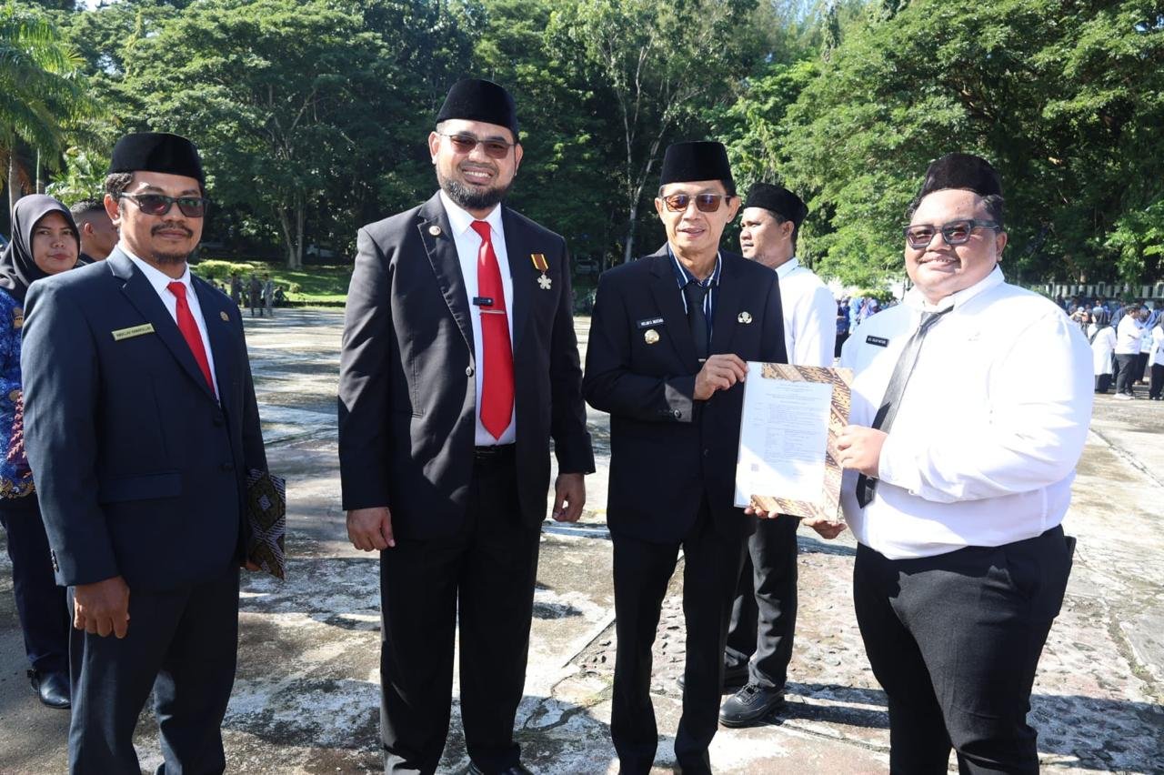 Bupati dan Wakil Bupati Halsel Serahkan SK CPNS Formasi Tahun 2024 - kasedata.id